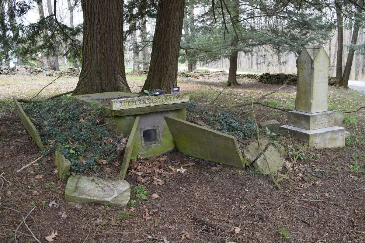 Strange Gravestones in the World | Bizarre Tombstone Gallery